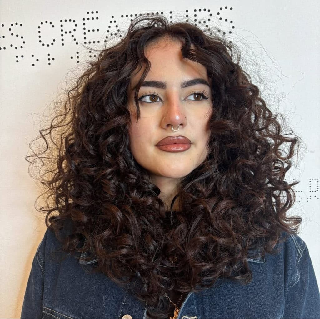 Cheveux bouclés : Le Guide Ultime 2025 | Coupe, Soins & Coiffage